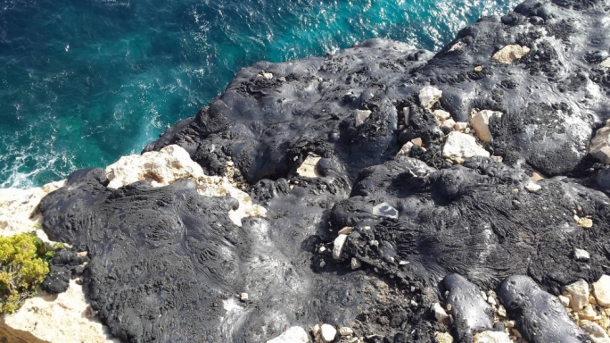 [IN PICTURES] Vandals dump burnt oil on picturesque cliffs