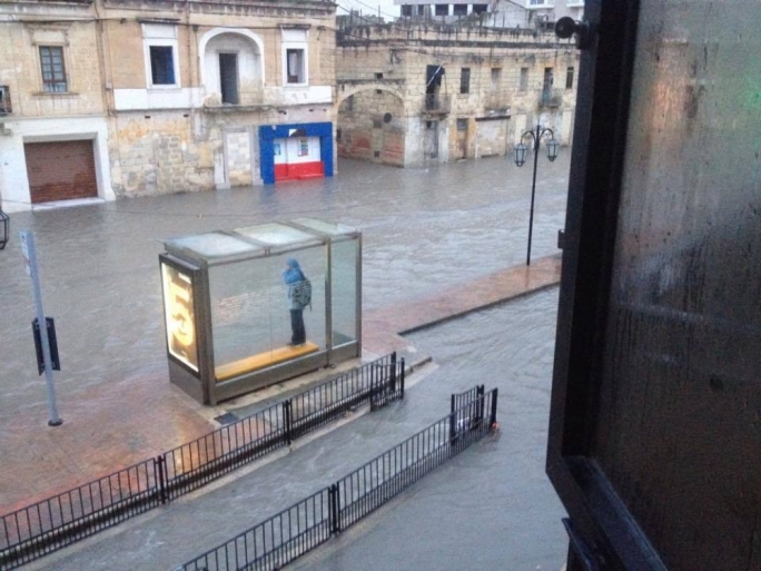 Heavy rain and hail hit streets as weathermen predict coldest December ...