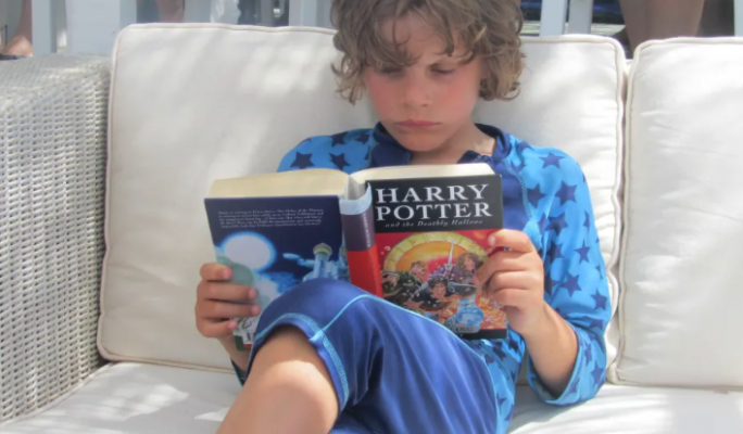 Children from affluent families have better reading skills, study reveals