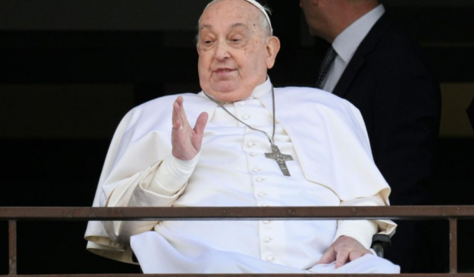 Pope Francis makes first public appearance since hospitalisation