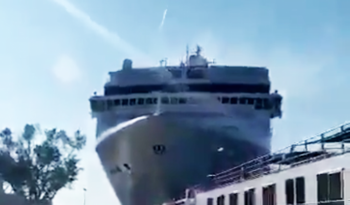[WATCH] Massive cruise ship crashes into Venice wharf, five injured