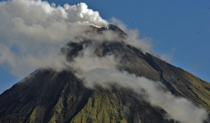 Thousands evacuated as Mayon volcano threatens eruption - MaltaToday.com.mt
